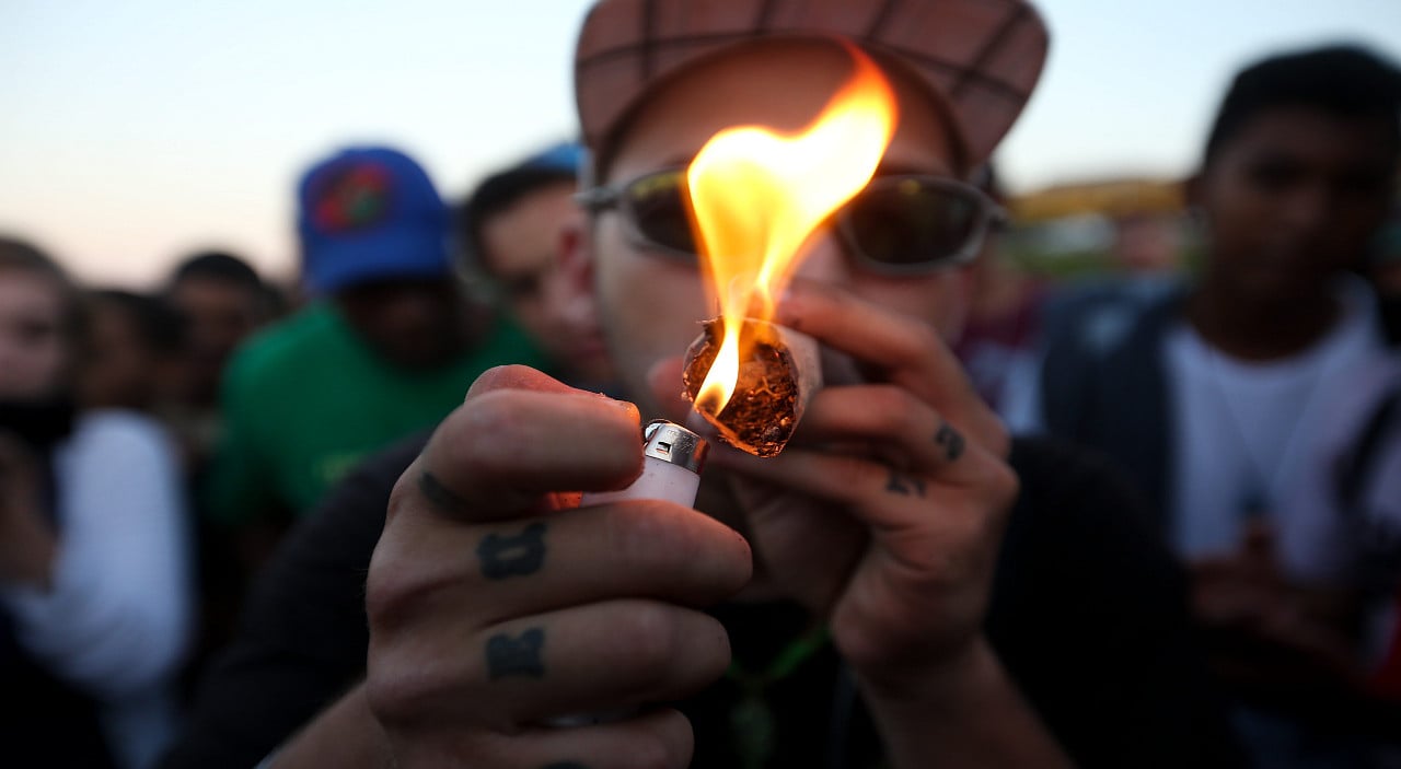 Pagan 3 mil dólares por…. ¡fumar marihuana!